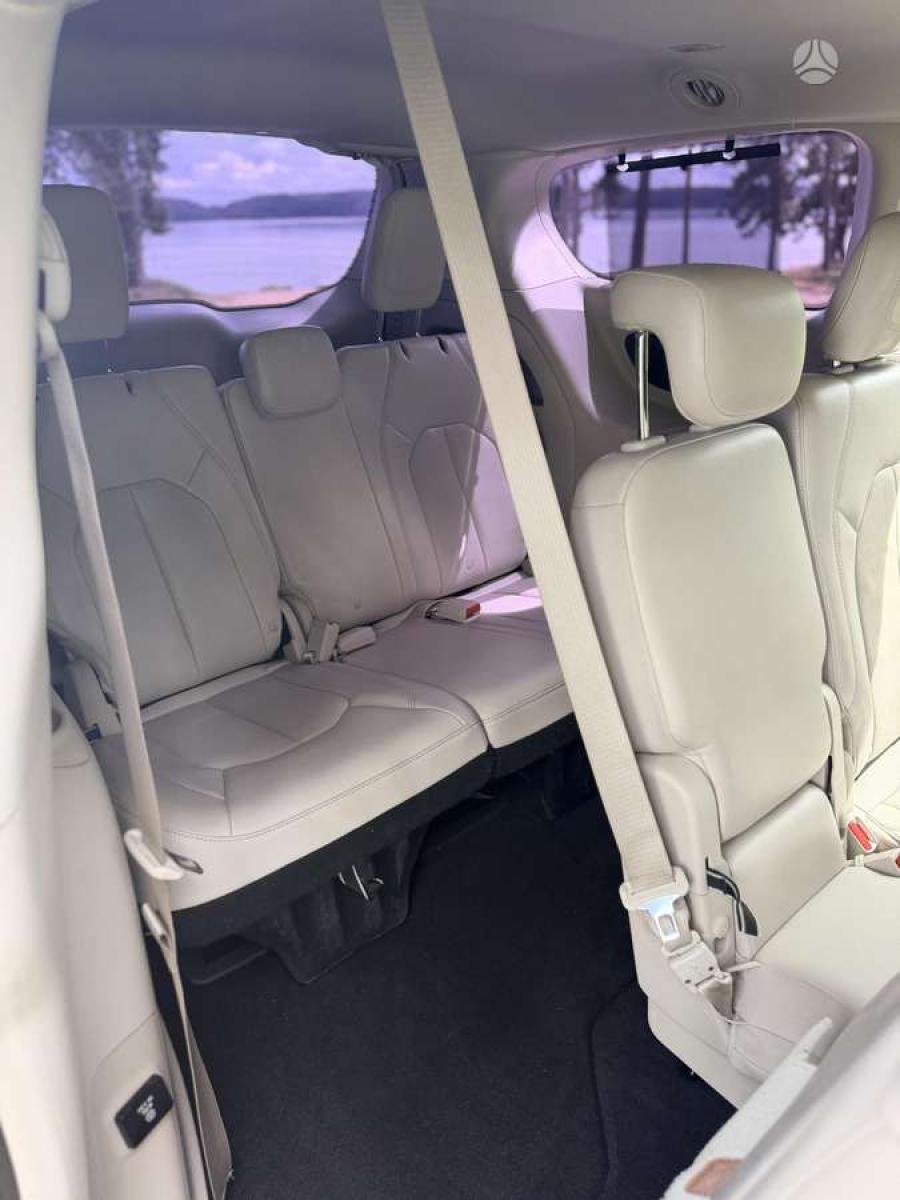 Brown Chrysler Pacifica 2017 in Kaunas, with an engine capacity of 3.61 L and mileage of 160 thousand km for 16500 €, photo 16 on AUTOMOTO.COM.LV