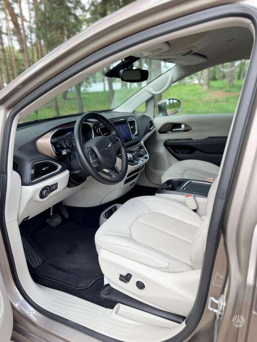 Brown Chrysler Pacifica 2017 in Kaunas, with an engine capacity of 3.61 L and mileage of 160 thousand km for 16500 €, photo 17 on AUTOMOTO.COM.LV