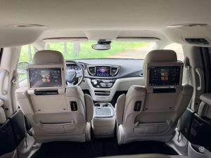 Brown Chrysler Pacifica 2017 in Kaunas, with an engine capacity of 3.61 L and mileage of 160 thousand km for 16500 €, photo 18 on AUTOMOTO.COM.LV