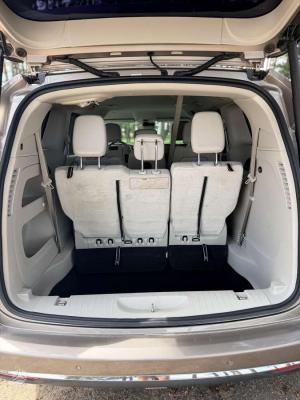 Brown Chrysler Pacifica 2017 in Kaunas, with an engine capacity of 3.61 L and mileage of 160 thousand km for 16500 €, photo 19 on AUTOMOTO.COM.LV