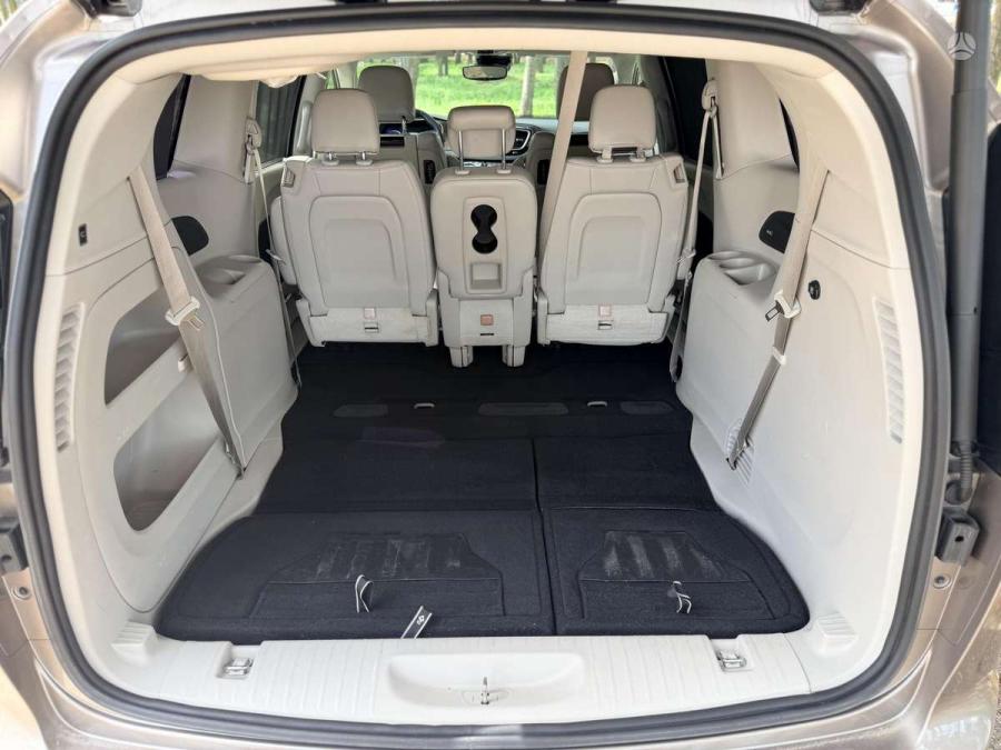 Brown Chrysler Pacifica 2017 in Kaunas, with an engine capacity of 3.61 L and mileage of 160 thousand km for 16500 €, photo 20 on AUTOMOTO.COM.LV