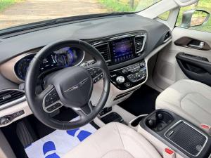 Brown Chrysler Pacifica 2017 in Kaunas, with an engine capacity of 3.61 L and mileage of 160 thousand km for 16500 €, photo 23 on AUTOMOTO.COM.LV