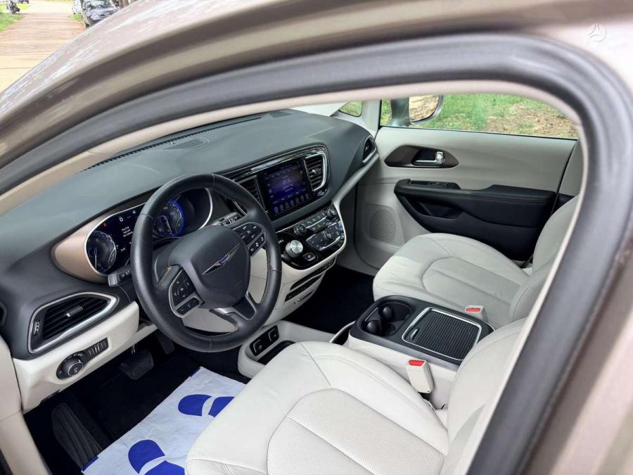 Brown Chrysler Pacifica 2017 in Kaunas, with an engine capacity of 3.61 L and mileage of 160 thousand km for 16500 €, photo 24 on AUTOMOTO.COM.LV