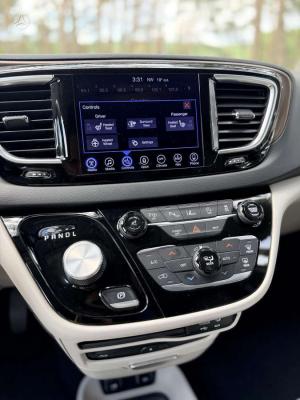 Brown Chrysler Pacifica 2017 in Kaunas, with an engine capacity of 3.61 L and mileage of 160 thousand km for 16500 €, photo 26 on AUTOMOTO.COM.LV