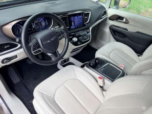 Brown Chrysler Pacifica 2017 in Kaunas, with an engine capacity of 3.61 L and mileage of 160 thousand km for 16500 €, photo 28 on AUTOMOTO.COM.LV