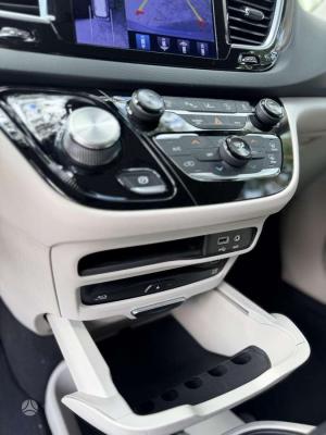 Brown Chrysler Pacifica 2017 in Kaunas, with an engine capacity of 3.61 L and mileage of 160 thousand km for 16500 €, photo 29 on AUTOMOTO.COM.LV