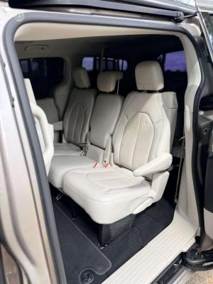 Brown Chrysler Pacifica 2017 in Kaunas, with an engine capacity of 3.61 L and mileage of 160 thousand km for 16500 €, photo 31 on AUTOMOTO.COM.LV