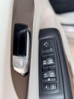 Brown Chrysler Pacifica 2017 in Kaunas, with an engine capacity of 3.61 L and mileage of 160 thousand km for 16500 €, photo 32 on AUTOMOTO.COM.LV