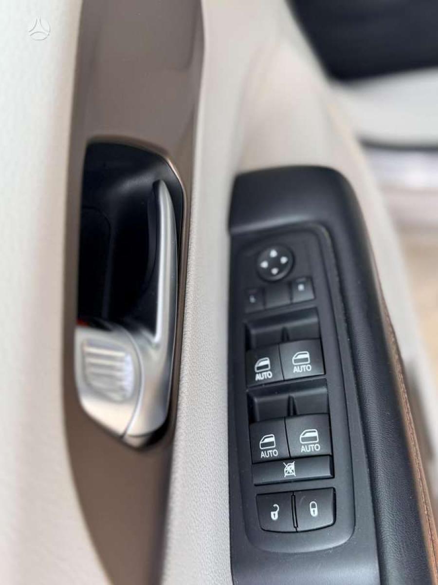 Brown Chrysler Pacifica 2017 in Kaunas, with an engine capacity of 3.61 L and mileage of 160 thousand km for 16500 €, photo 32 on AUTOMOTO.COM.LV