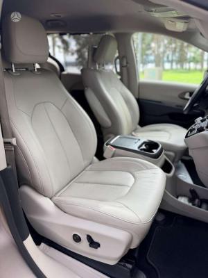 Brown Chrysler Pacifica 2017 in Kaunas, with an engine capacity of 3.61 L and mileage of 160 thousand km for 16500 €, photo 33 on AUTOMOTO.COM.LV