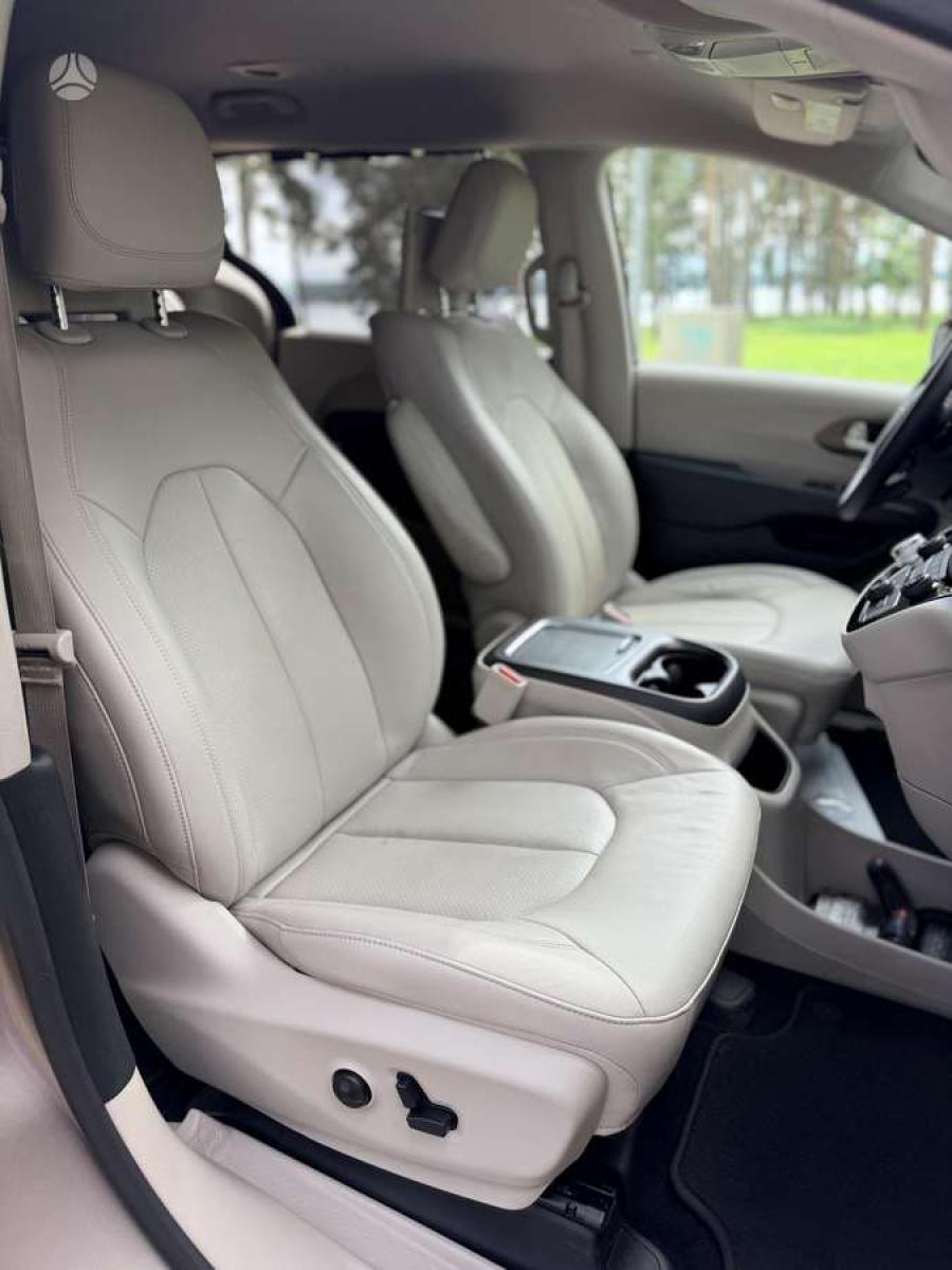 Brown Chrysler Pacifica 2017 in Kaunas, with an engine capacity of 3.61 L and mileage of 160 thousand km for 16500 €, photo 33 on AUTOMOTO.COM.LV