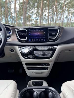 Brown Chrysler Pacifica 2017 in Kaunas, with an engine capacity of 3.61 L and mileage of 160 thousand km for 16500 €, photo 37 on AUTOMOTO.COM.LV