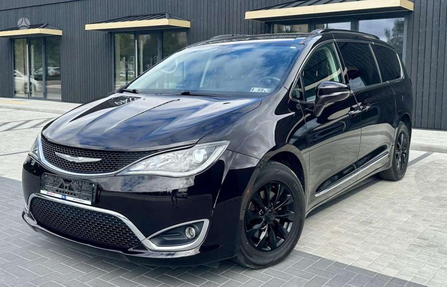 Brown Chrysler Pacifica 2017 in Siauliai, with an engine capacity of 3.61 L and mileage of 186 thousand km for 14500 €, photo 3 on AUTOMOTO.COM.LV