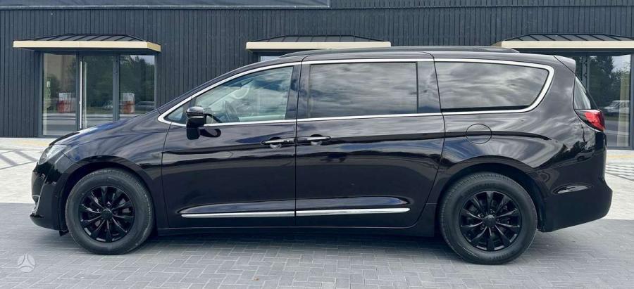 Brown Chrysler Pacifica 2017 in Siauliai, with an engine capacity of 3.61 L and mileage of 186 thousand km for 14500 €, photo 8 on AUTOMOTO.COM.LV
