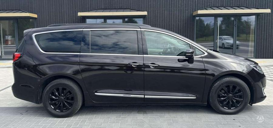 Brown Chrysler Pacifica 2017 in Siauliai, with an engine capacity of 3.61 L and mileage of 186 thousand km for 14500 €, photo 9 on AUTOMOTO.COM.LV