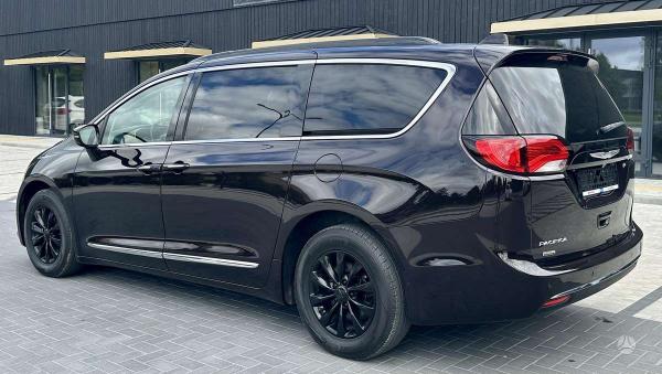 Brūns Chrysler Pacifica 2017 Šauļi, ar dzinēja tilpumu 3.61 L un nobraukumu 186 tūkst. km par 14500 €, foto 9 vietnē AUTOMOTO.COM.LV