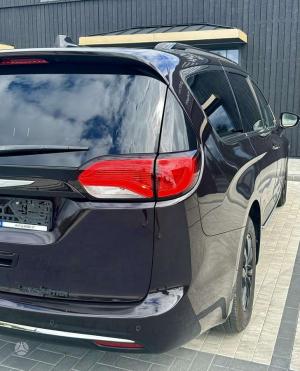 Brown Chrysler Pacifica 2017 in Siauliai, with an engine capacity of 3.61 L and mileage of 186 thousand km for 14500 €, photo 15 on AUTOMOTO.COM.LV