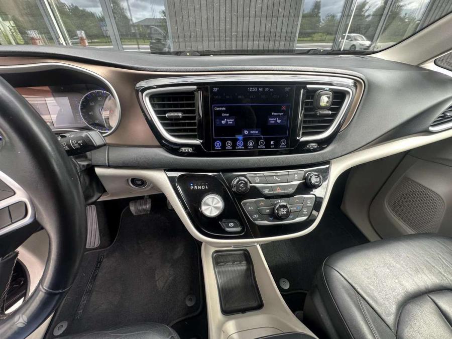 Brown Chrysler Pacifica 2017 in Siauliai, with an engine capacity of 3.61 L and mileage of 186 thousand km for 14500 €, photo 16 on AUTOMOTO.COM.LV