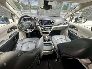 Brown Chrysler Pacifica 2017 in Siauliai, with an engine capacity of 3.61 L and mileage of 186 thousand km for 14500 €, photo 17 on AUTOMOTO.COM.LV
