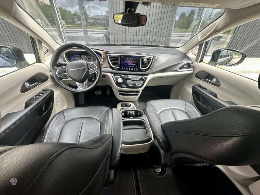Brown Chrysler Pacifica 2017 in Siauliai, with an engine capacity of 3.61 L and mileage of 186 thousand km for 14500 €, photo 17 on AUTOMOTO.COM.LV