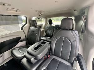 Brown Chrysler Pacifica 2017 in Siauliai, with an engine capacity of 3.61 L and mileage of 186 thousand km for 14500 €, photo 18 on AUTOMOTO.COM.LV