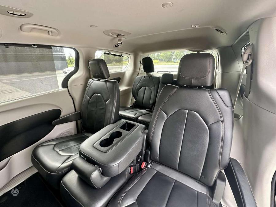 Brown Chrysler Pacifica 2017 in Siauliai, with an engine capacity of 3.61 L and mileage of 186 thousand km for 14500 €, photo 18 on AUTOMOTO.COM.LV