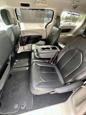 Brown Chrysler Pacifica 2017 in Siauliai, with an engine capacity of 3.61 L and mileage of 186 thousand km for 14500 €, photo 19 on AUTOMOTO.COM.LV