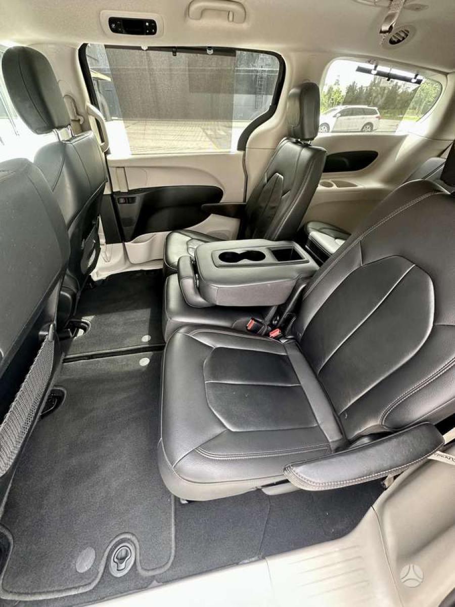 Brown Chrysler Pacifica 2017 in Siauliai, with an engine capacity of 3.61 L and mileage of 186 thousand km for 14500 €, photo 19 on AUTOMOTO.COM.LV