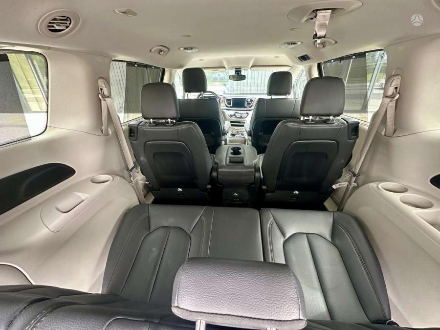 Brown Chrysler Pacifica 2017 in Siauliai, with an engine capacity of 3.61 L and mileage of 186 thousand km for 14500 €, photo 21 on AUTOMOTO.COM.LV