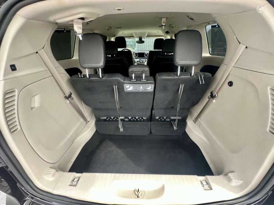 Brown Chrysler Pacifica 2017 in Siauliai, with an engine capacity of 3.61 L and mileage of 186 thousand km for 14500 €, photo 22 on AUTOMOTO.COM.LV