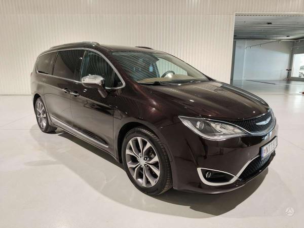 Brown Chrysler Pacifica 2017 in Siauliai, with an engine capacity of 3.61 L and mileage of 195 thousand km for 16900 €, photo 2 on AUTOMOTO.COM.LV