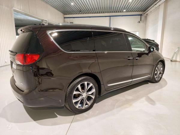 Brown Chrysler Pacifica 2017 in Siauliai, with an engine capacity of 3.61 L and mileage of 195 thousand km for 16900 €, photo 4 on AUTOMOTO.COM.LV