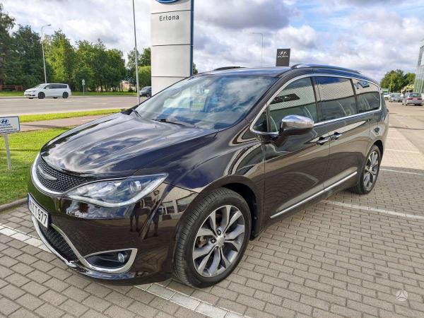 Brown Chrysler Pacifica 2017 in Siauliai, with an engine capacity of 3.61 L and mileage of 195 thousand km for 16900 €, photo 8 on AUTOMOTO.COM.LV