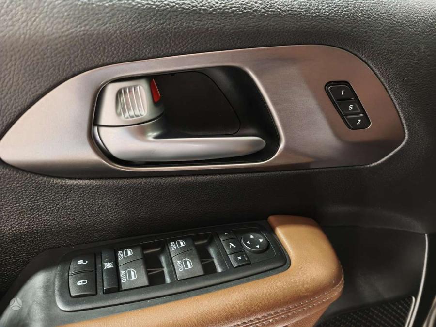 Brūns Chrysler Pacifica 2017 Šauļi, ar dzinēja tilpumu 3.61 L un nobraukumu 195 tūkst. km par 16900 €, foto 33 vietnē AUTOMOTO.COM.LV