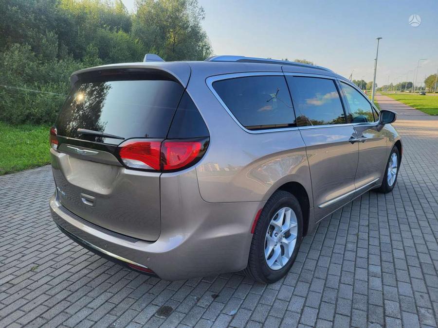 Brūns Chrysler Pacifica 2017 Šauļi, ar dzinēja tilpumu 3.61 L un nobraukumu 210 tūkst. km par 12000 €, foto 7 vietnē AUTOMOTO.COM.LV