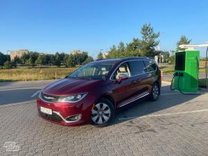 Brown Chrysler Pacifica 2017 in Palanga, with an engine capacity of 3.60 L and mileage of 182 thousand km for 18500 €, photo 3 on AUTOMOTO.COM.LV