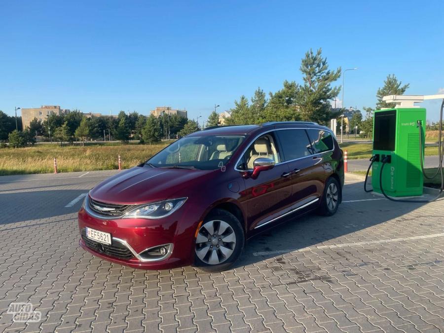 Brown Chrysler Pacifica 2017 in Palanga, with an engine capacity of 3.60 L and mileage of 182 thousand km for 18500 €, photo 3 on AUTOMOTO.COM.LV