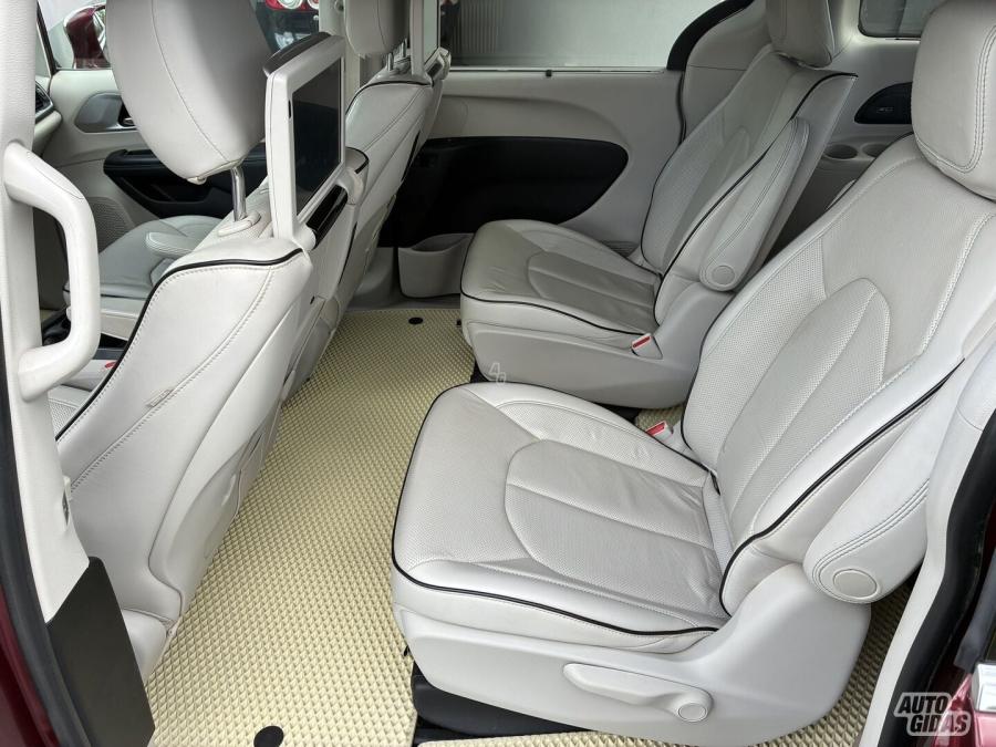 Brown Chrysler Pacifica 2017 in Palanga, with an engine capacity of 3.60 L and mileage of 182 thousand km for 18500 €, photo 16 on AUTOMOTO.COM.LV