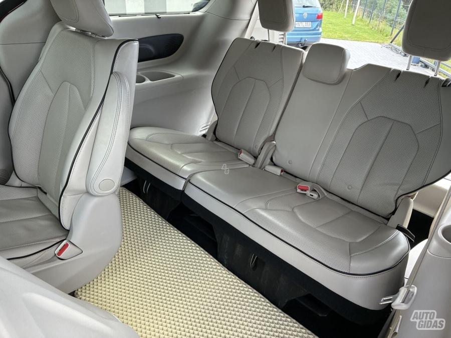 Brown Chrysler Pacifica 2017 in Palanga, with an engine capacity of 3.60 L and mileage of 182 thousand km for 18500 €, photo 17 on AUTOMOTO.COM.LV