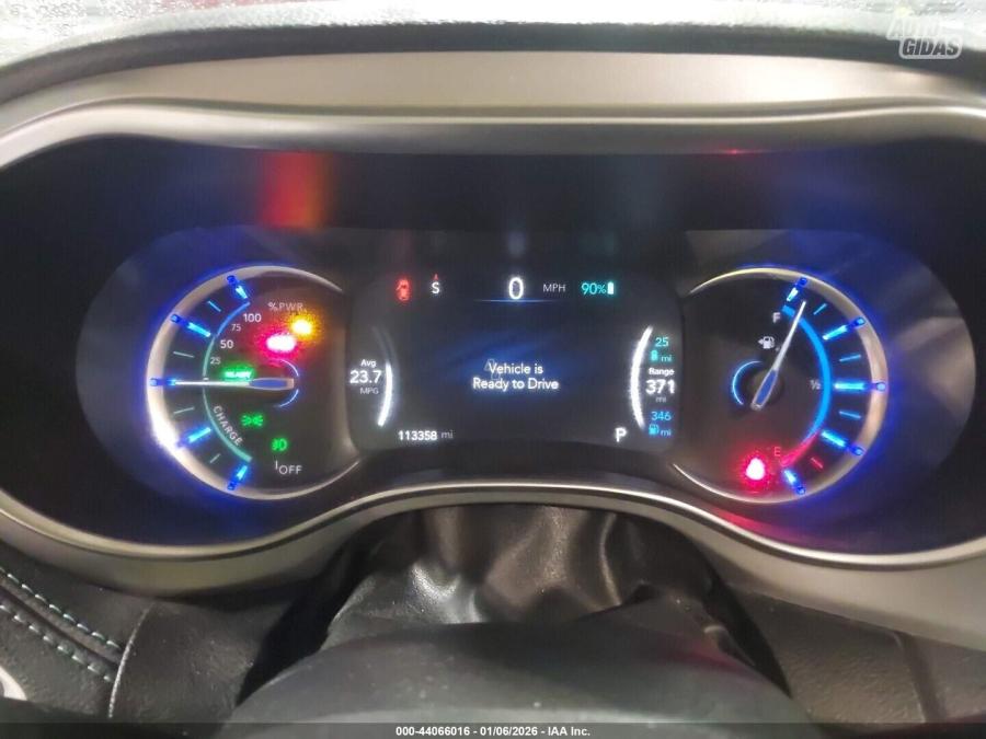 Brown Chrysler Pacifica 2017 in Palanga, with an engine capacity of 3.60 L and mileage of 182 thousand km for 18500 €, photo 25 on AUTOMOTO.COM.LV