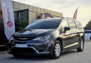 Brown Chrysler Pacifica 2017 in Taurage, with an engine capacity of 3.61 L and mileage of 145 thousand km for 12800 €, photo 3 on AUTOMOTO.COM.LV