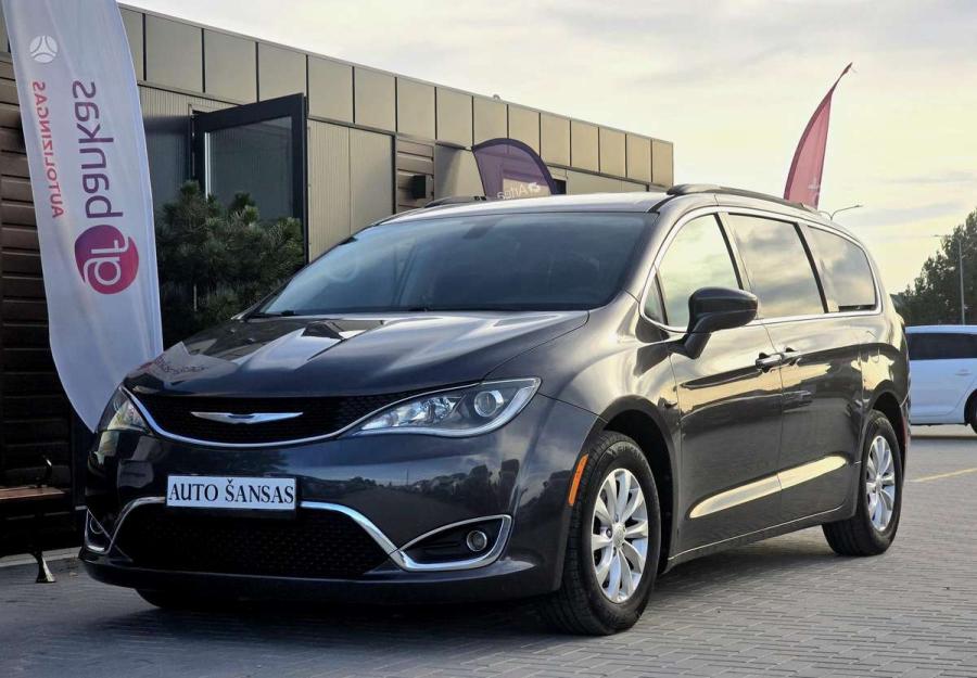 Brown Chrysler Pacifica 2017 in Taurage, with an engine capacity of 3.61 L and mileage of 145 thousand km for 12800 €, photo 3 on AUTOMOTO.COM.LV