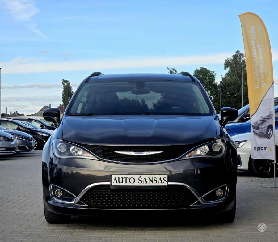 Brown Chrysler Pacifica 2017 in Taurage, with an engine capacity of 3.61 L and mileage of 145 thousand km for 12800 €, photo 4 on AUTOMOTO.COM.LV