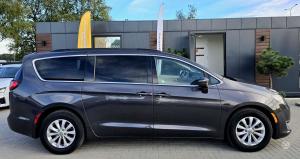 Brown Chrysler Pacifica 2017 in Taurage, with an engine capacity of 3.61 L and mileage of 145 thousand km for 12800 €, photo 7 on AUTOMOTO.COM.LV