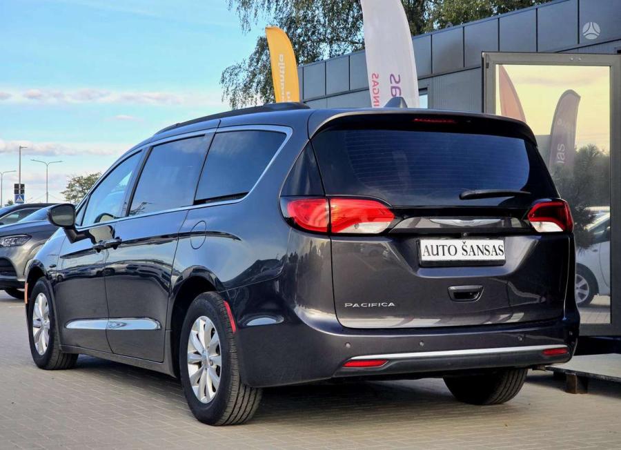 Brown Chrysler Pacifica 2017 in Taurage, with an engine capacity of 3.61 L and mileage of 145 thousand km for 12800 €, photo 8 on AUTOMOTO.COM.LV