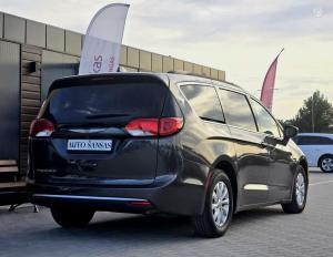Brown Chrysler Pacifica 2017 in Taurage, with an engine capacity of 3.61 L and mileage of 145 thousand km for 12800 €, photo 9 on AUTOMOTO.COM.LV