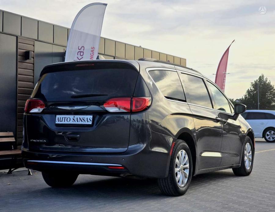 Brown Chrysler Pacifica 2017 in Taurage, with an engine capacity of 3.61 L and mileage of 145 thousand km for 12800 €, photo 9 on AUTOMOTO.COM.LV