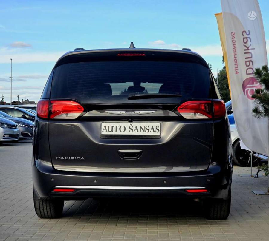 Brown Chrysler Pacifica 2017 in Taurage, with an engine capacity of 3.61 L and mileage of 145 thousand km for 12800 €, photo 10 on AUTOMOTO.COM.LV