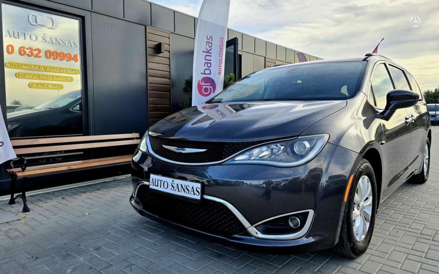 Brown Chrysler Pacifica 2017 in Taurage, with an engine capacity of 3.61 L and mileage of 145 thousand km for 12800 €, photo 12 on AUTOMOTO.COM.LV