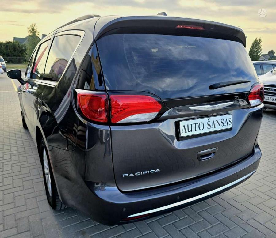 Brown Chrysler Pacifica 2017 in Taurage, with an engine capacity of 3.61 L and mileage of 145 thousand km for 12800 €, photo 14 on AUTOMOTO.COM.LV